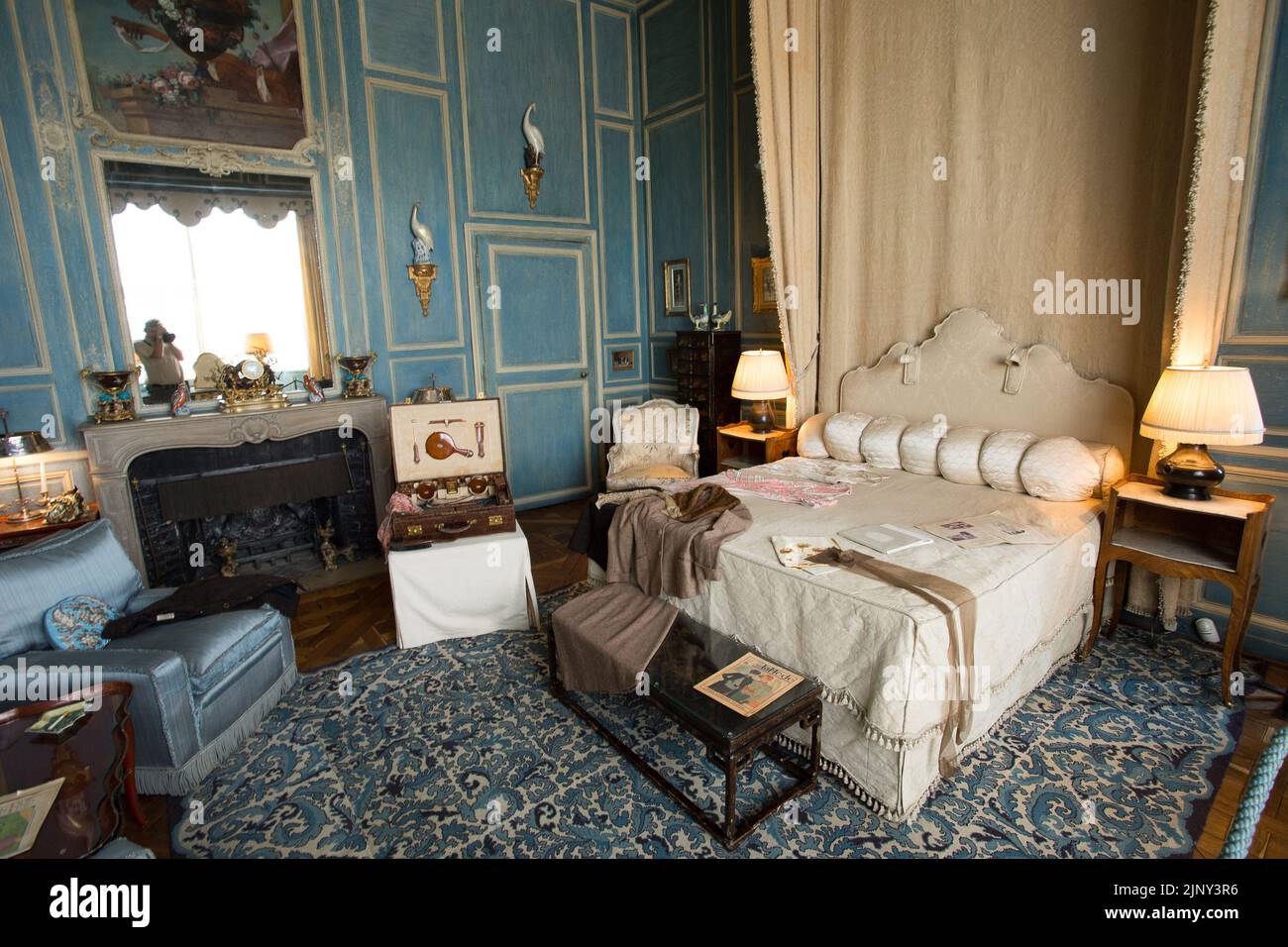 Leeds castle room fireplace kent hi-res stock photography and images ...