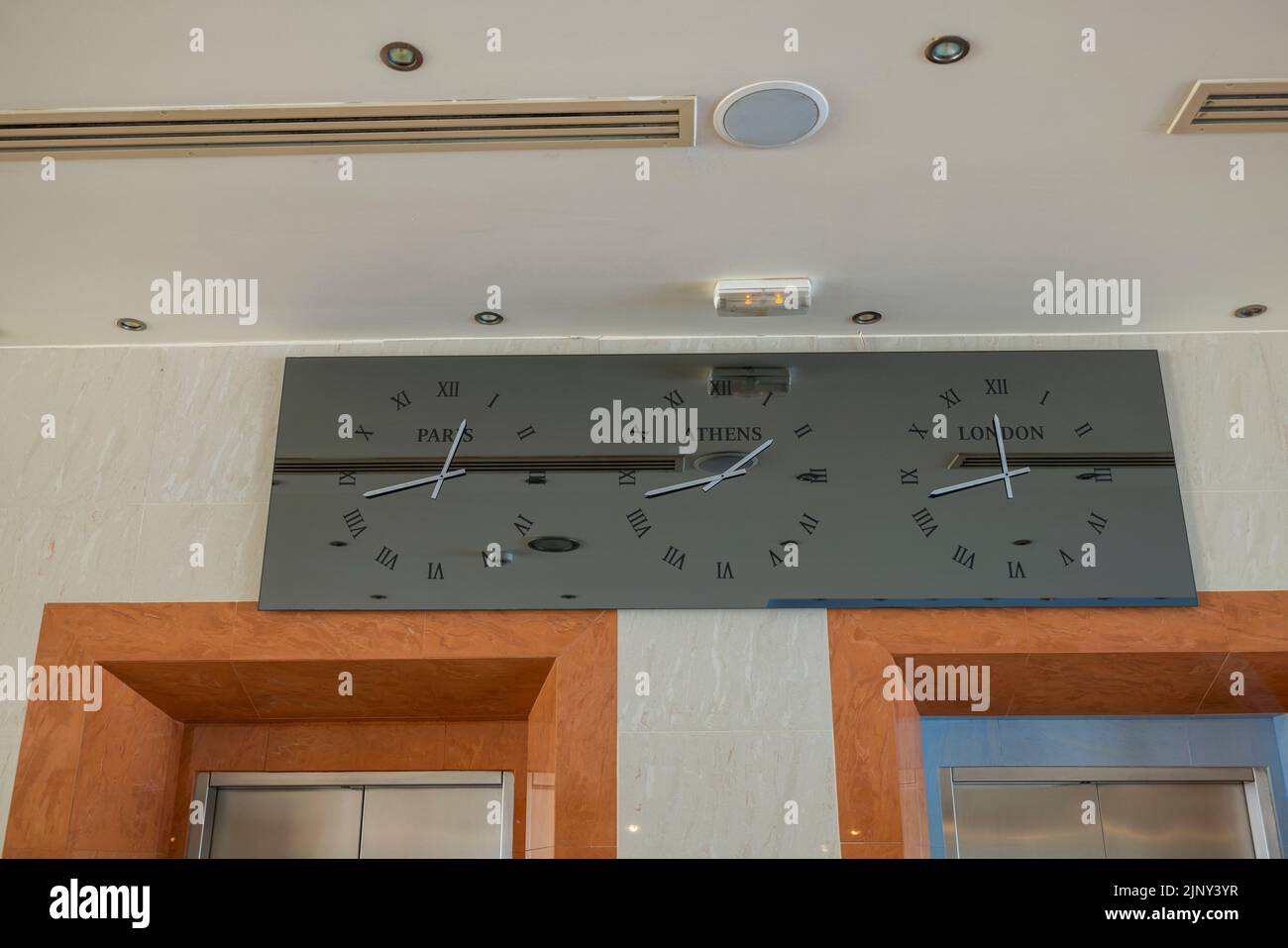 Different time zone clocks hi-res stock photography and images - Alamy