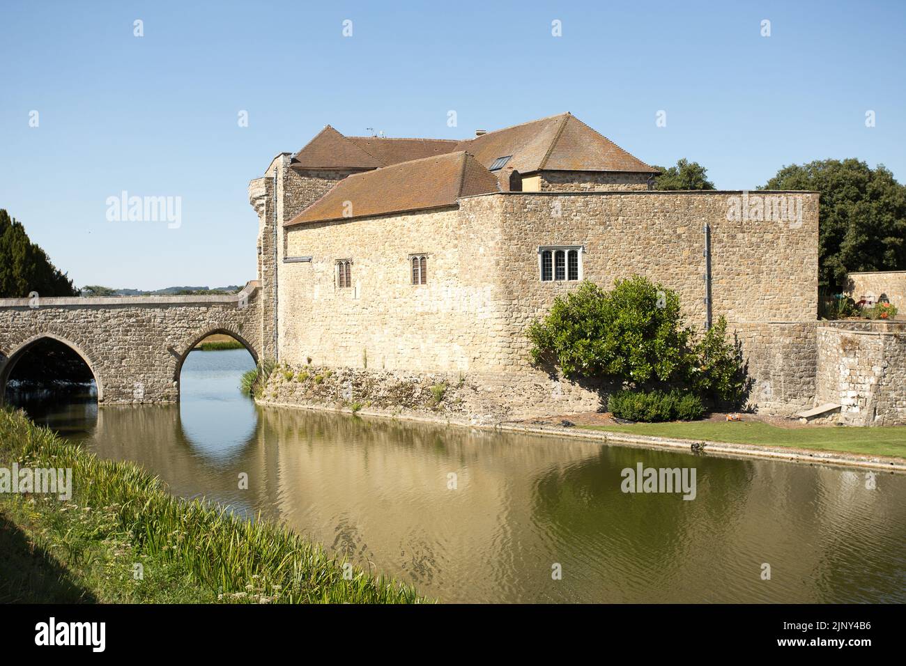 Leeds castle walk hi-res stock photography and images - Alamy