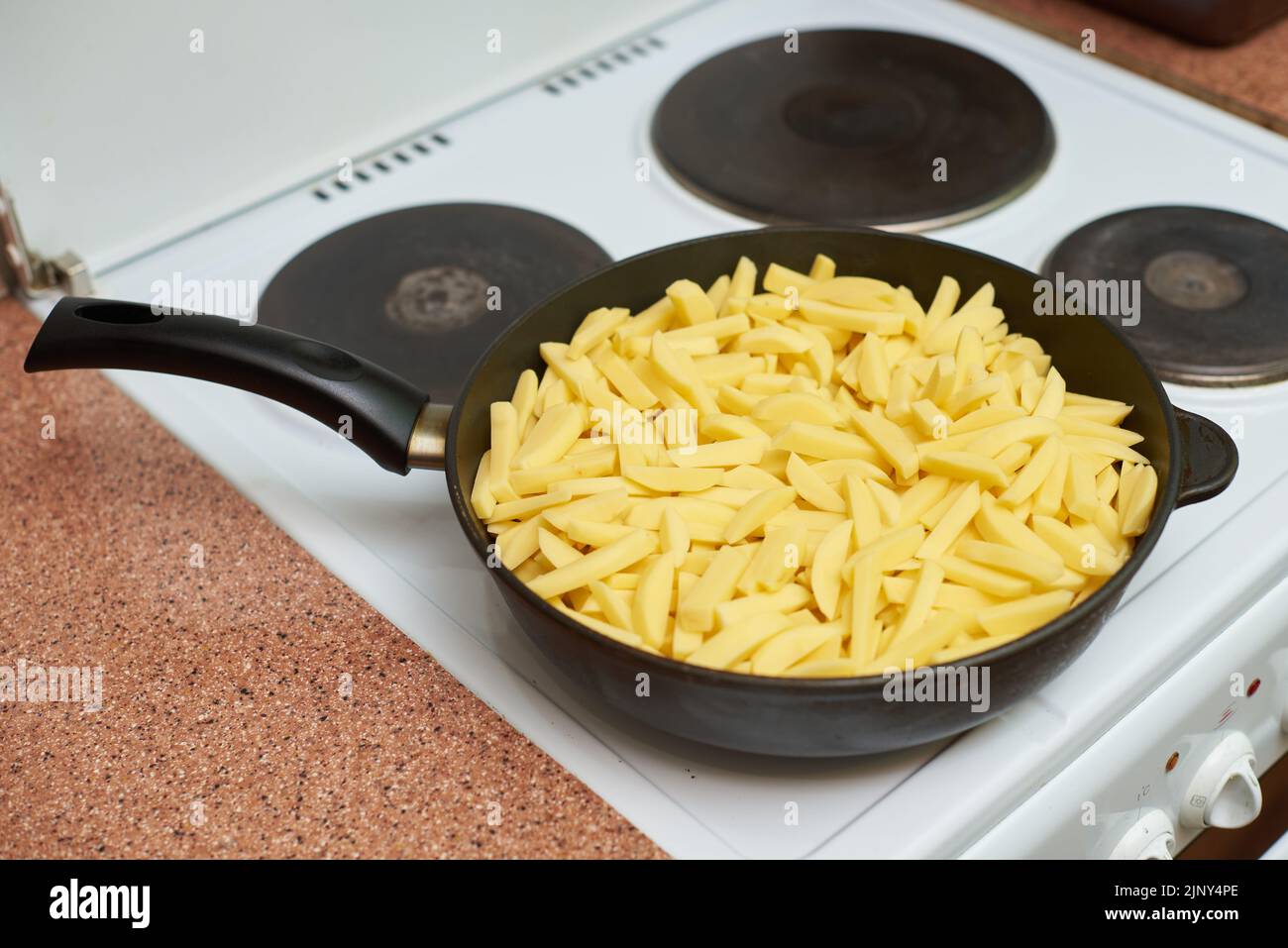 Frying pan in kitchen hi-res stock photography and images - Alamy