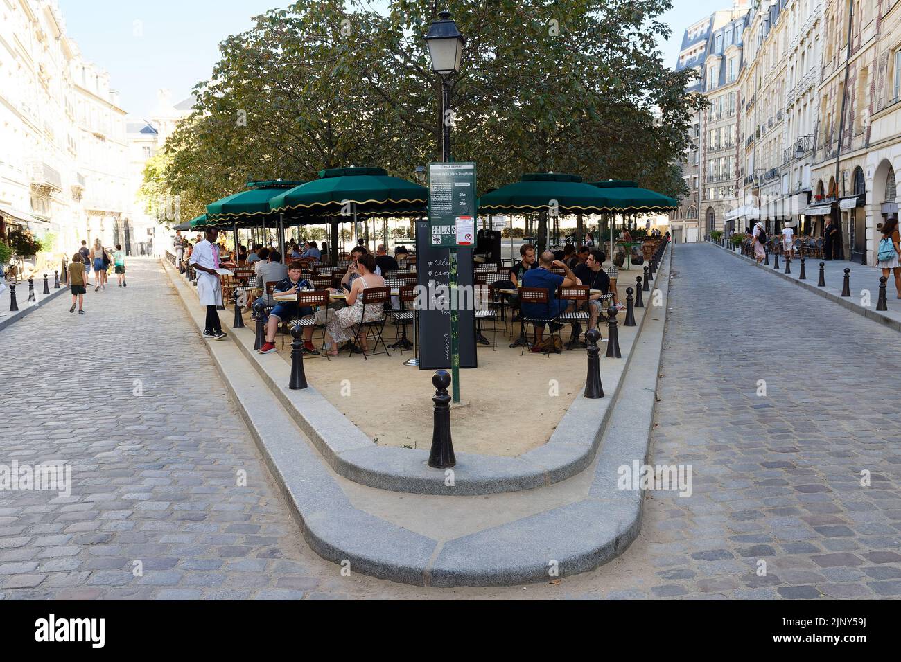 Historical french resting benches hi-res stock photography and images ...