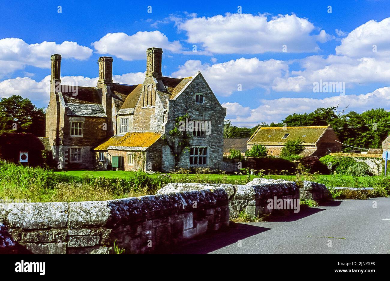 Chimneys english country manor hi-res stock photography and images - Alamy
