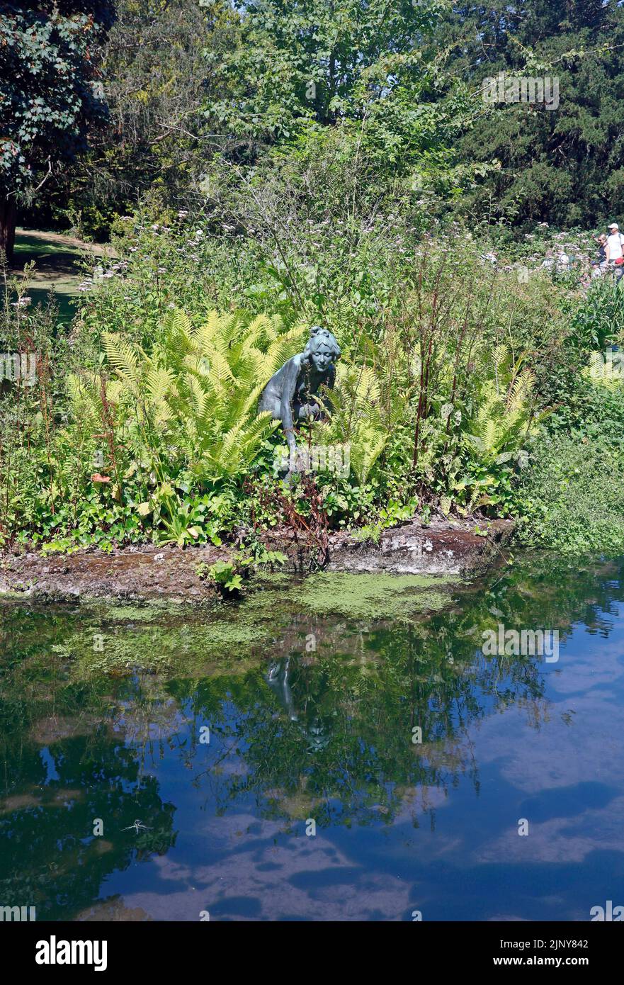 Water nymph statue hi-res stock photography and images - Alamy