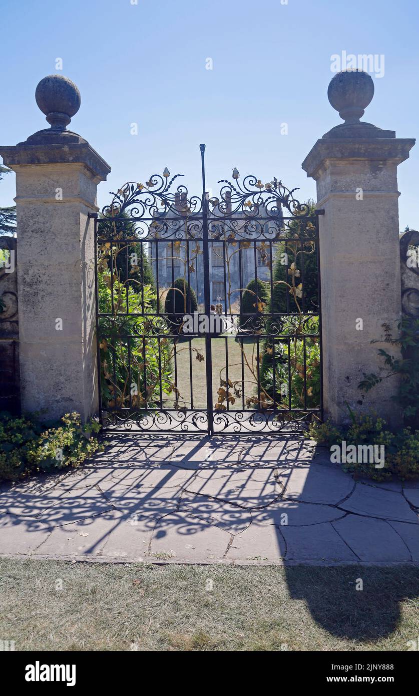 Castle side view hi-res stock photography and images - Alamy