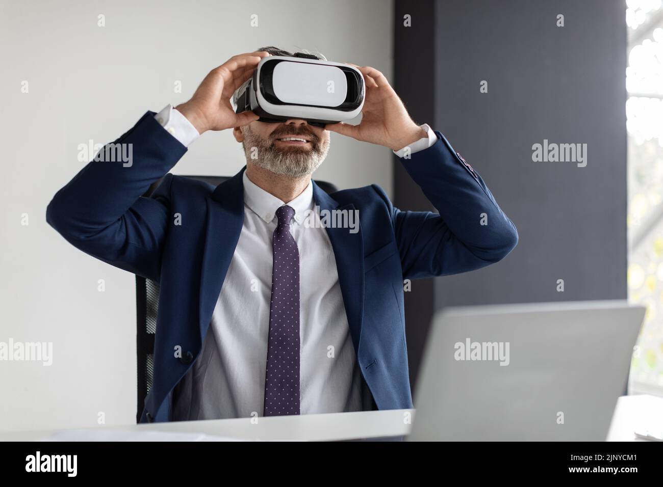Vr in the workplace hi-res stock photography and images - Alamy