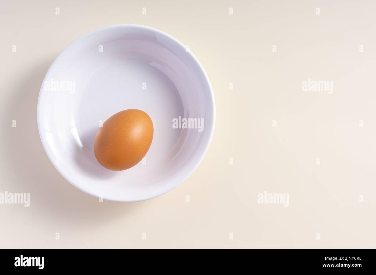 Whole raw egg in white bowl. Top view. Broken White Background Stock ...