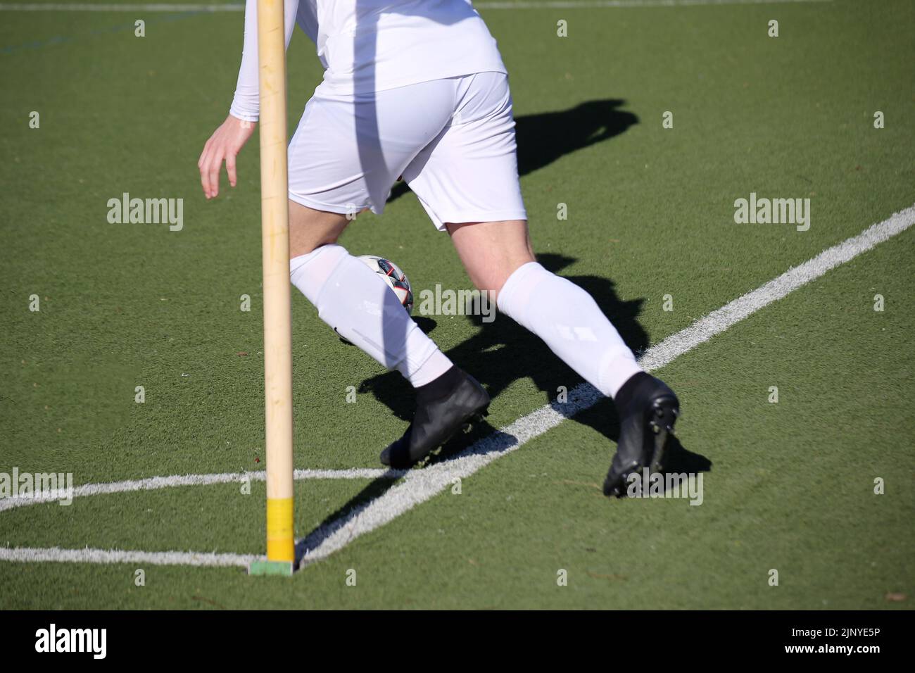 Symbol image Football: Footballer takes a corner kick Stock Photo - Alamy