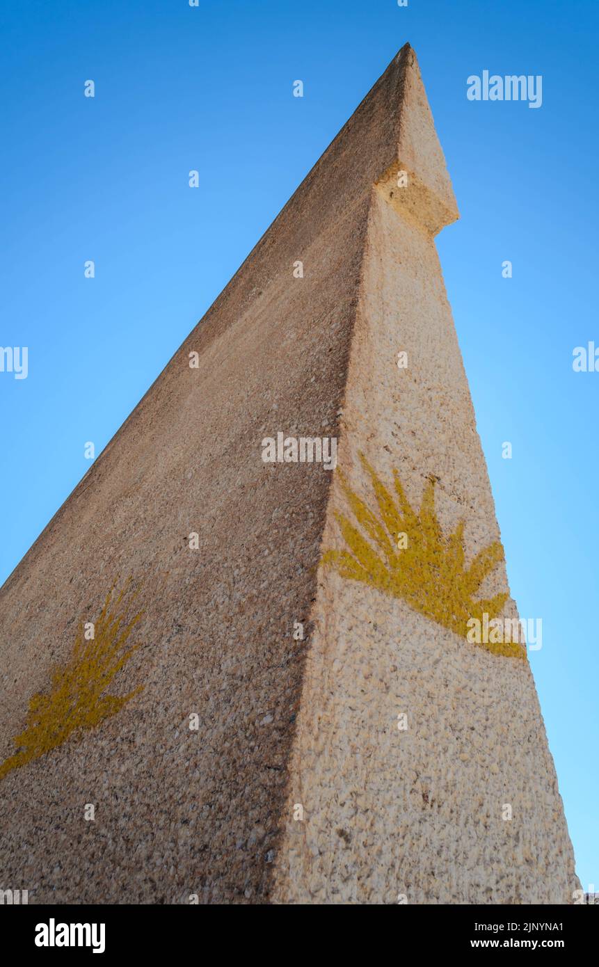 Sundial pyramid hi-res stock photography and images - Alamy
