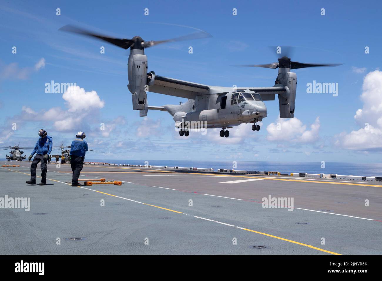 220812-N-XN177-1216 PHILIPPINE SEA (Aug. 11, 2022) – An MV-22 Osprey ...