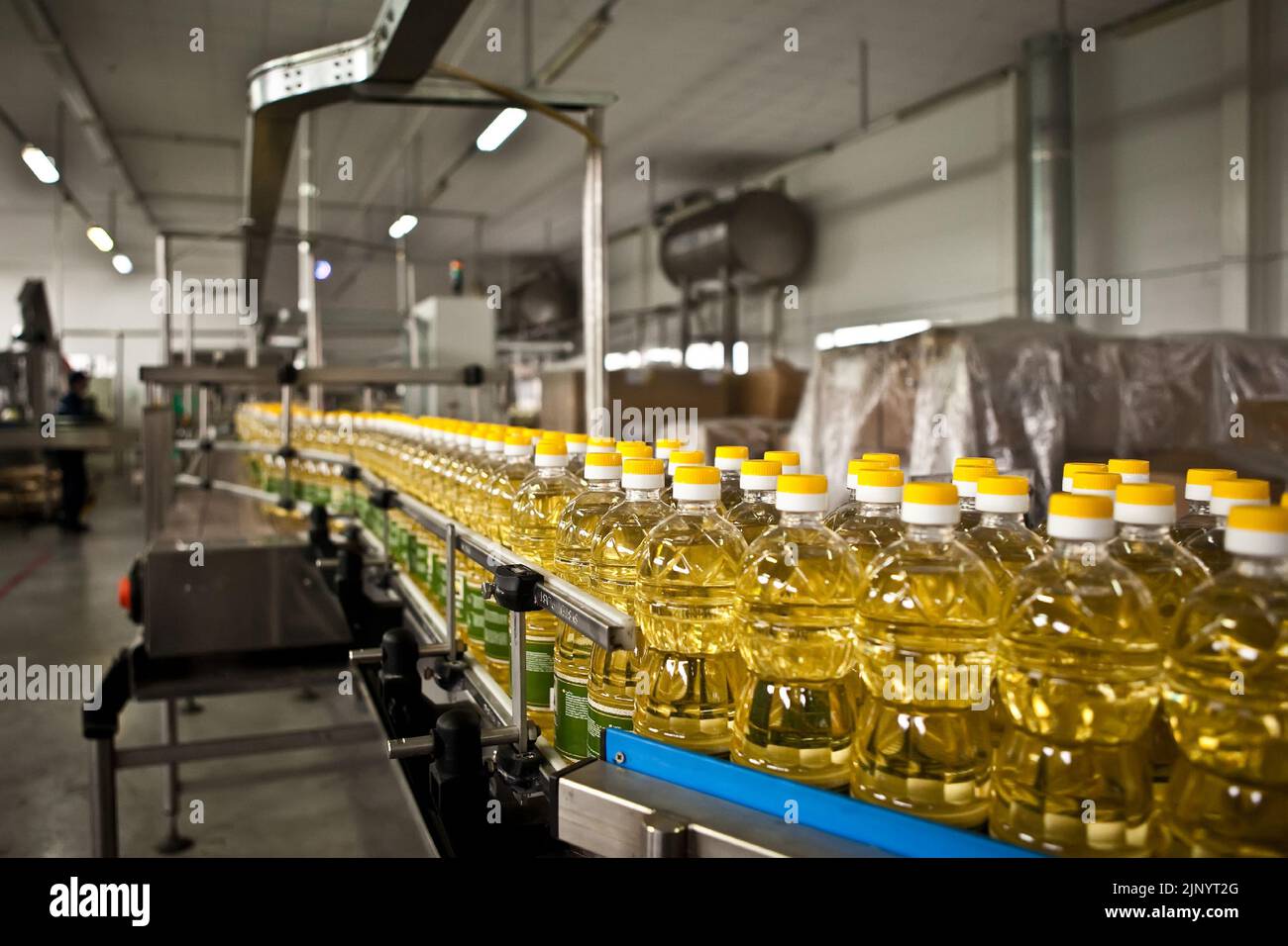Cooking oil bottle factory worker hi-res stock photography and images ...