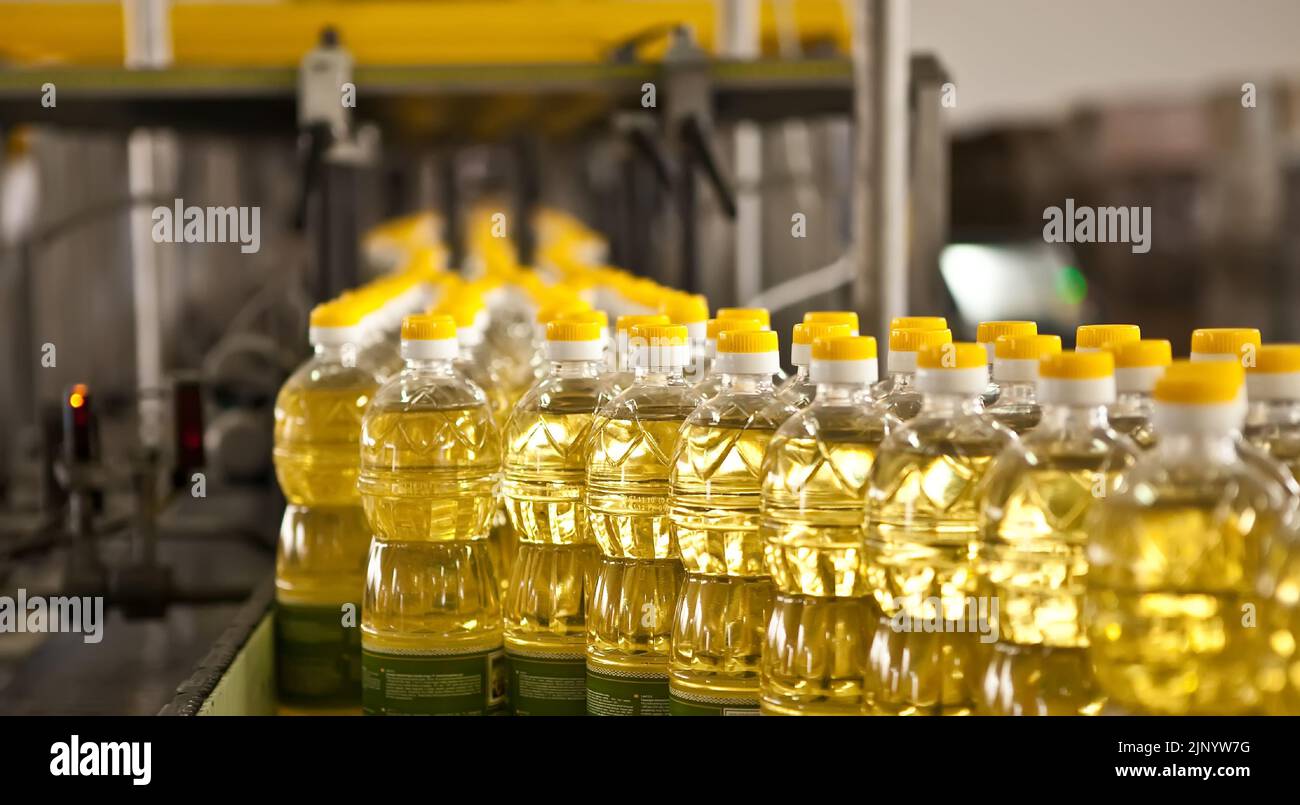 Cooking oil bottle factory worker hi-res stock photography and images ...