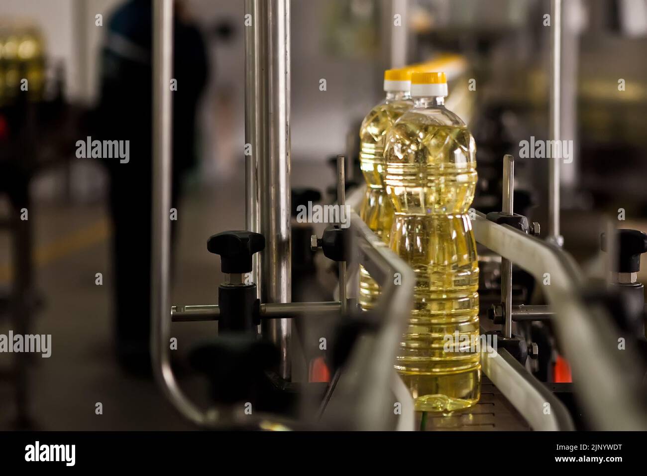 Cooking oil bottle factory worker hi-res stock photography and images ...