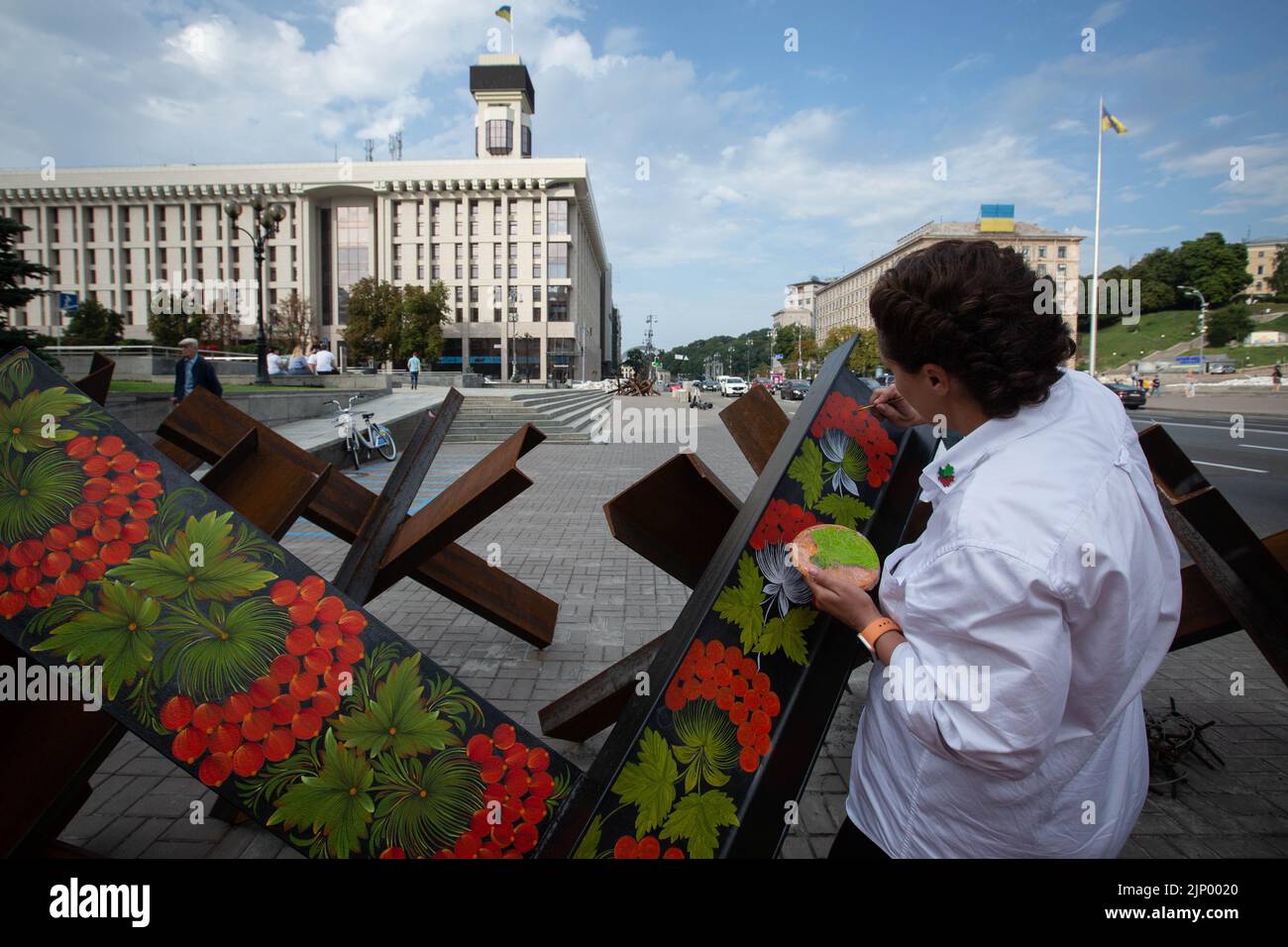 An artist paints anti-tank hedgehog barricades in central Kyiv Stock ...