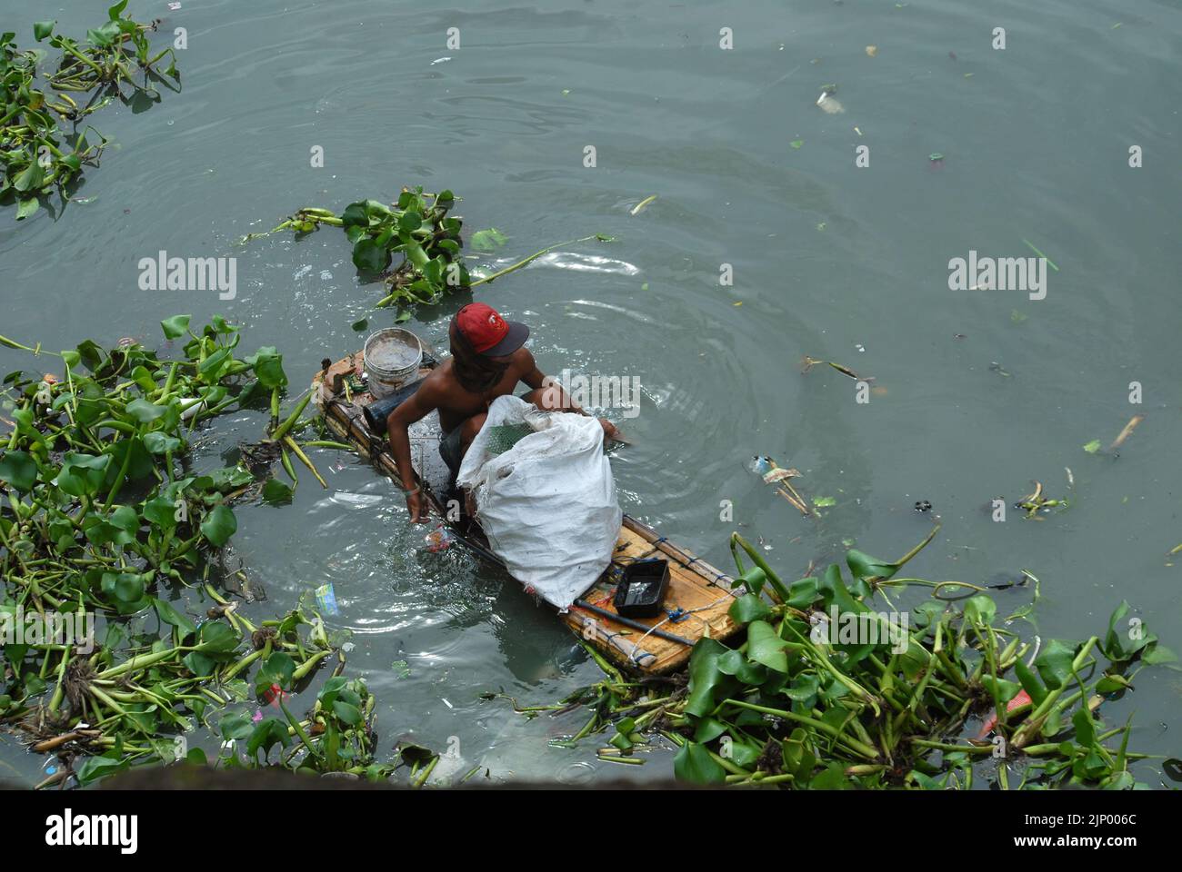 Man collecting bottles on a home made raft, Pasig River, Manila Stock ...