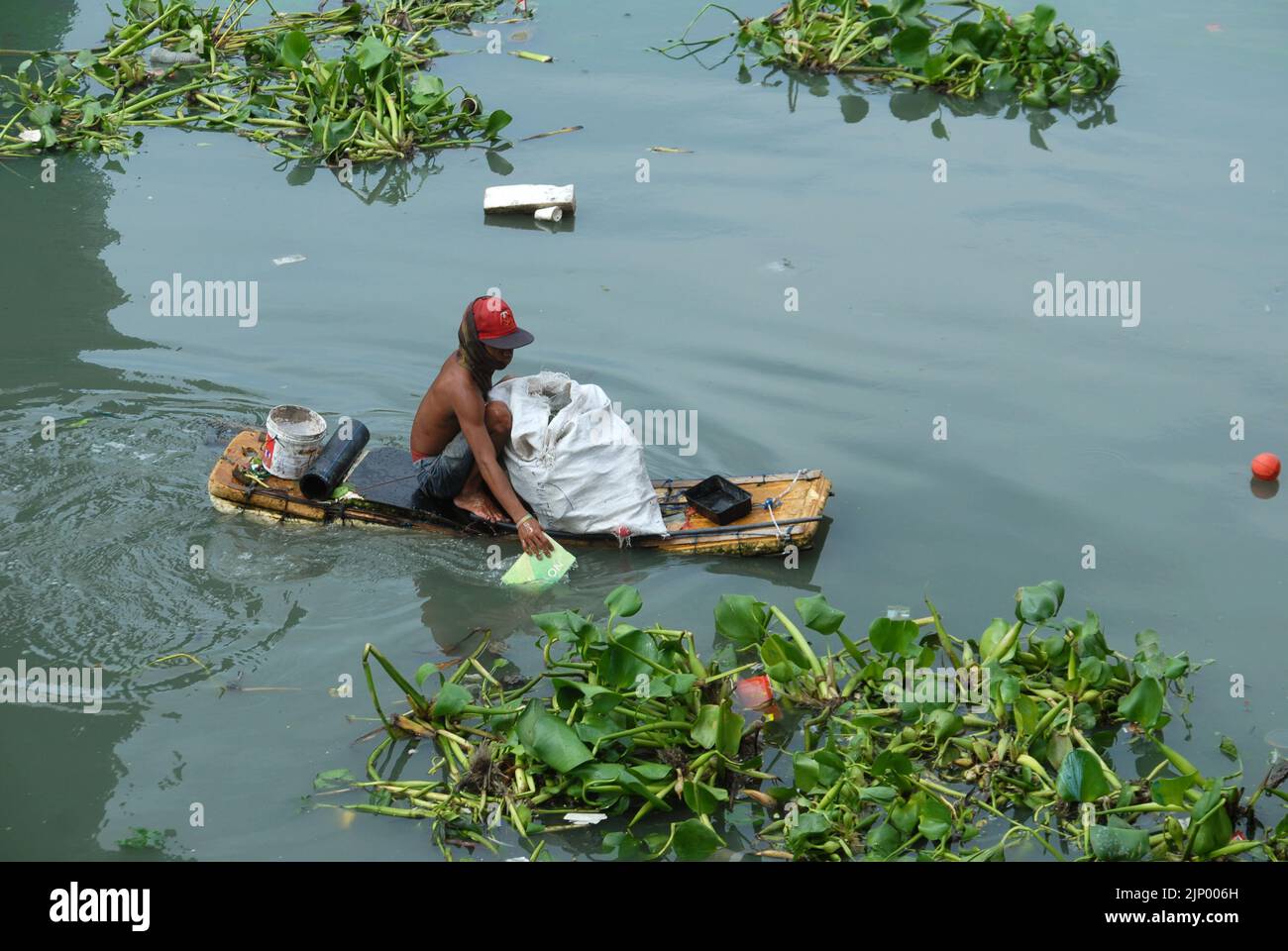 Man collecting bottles on a home made raft, Pasig River, Manila Stock ...