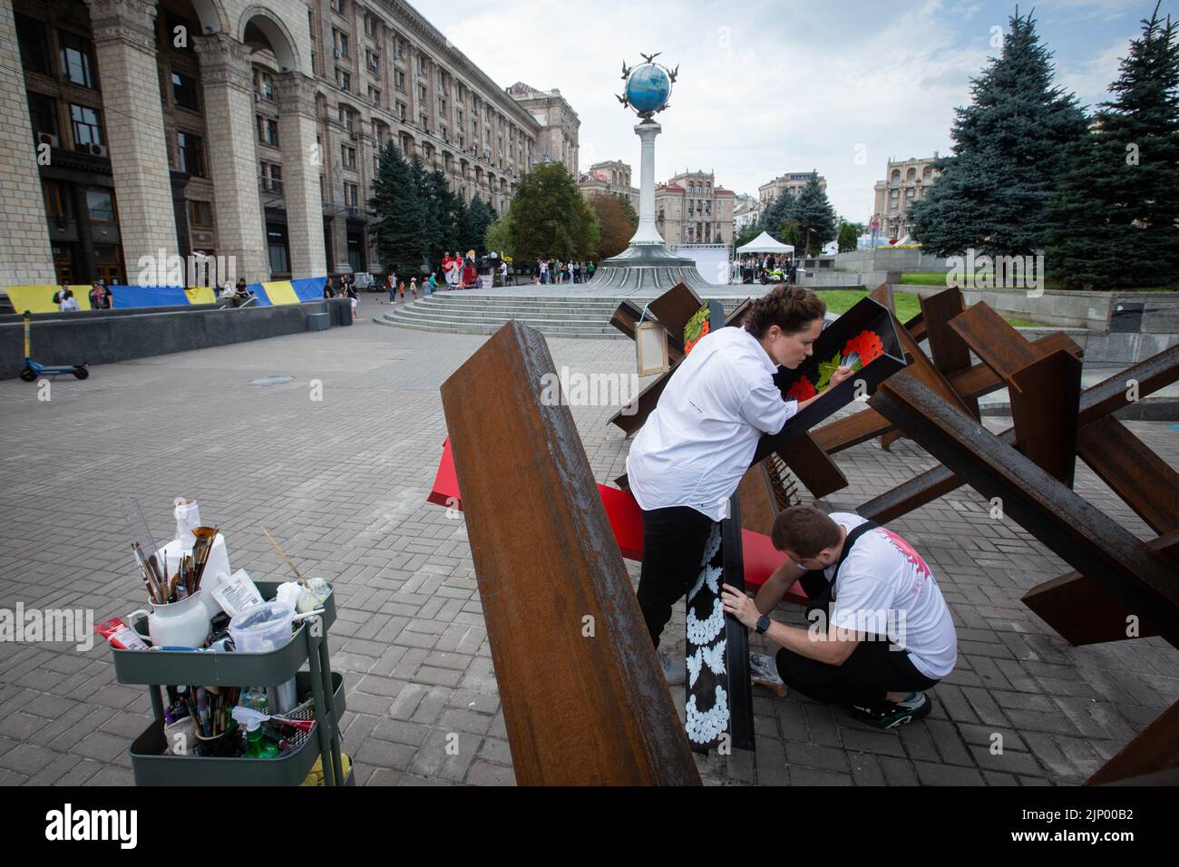 Kyiv, Ukraine. 13th Aug, 2022. Artists paint anti-tank hedgehog ...
