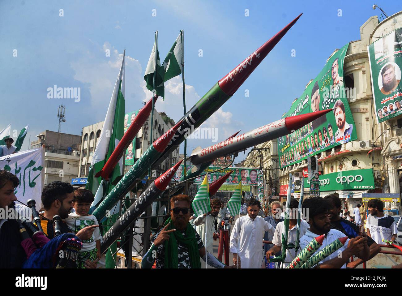 Pakistani people take a part in the 75th Independence day celebrations ...
