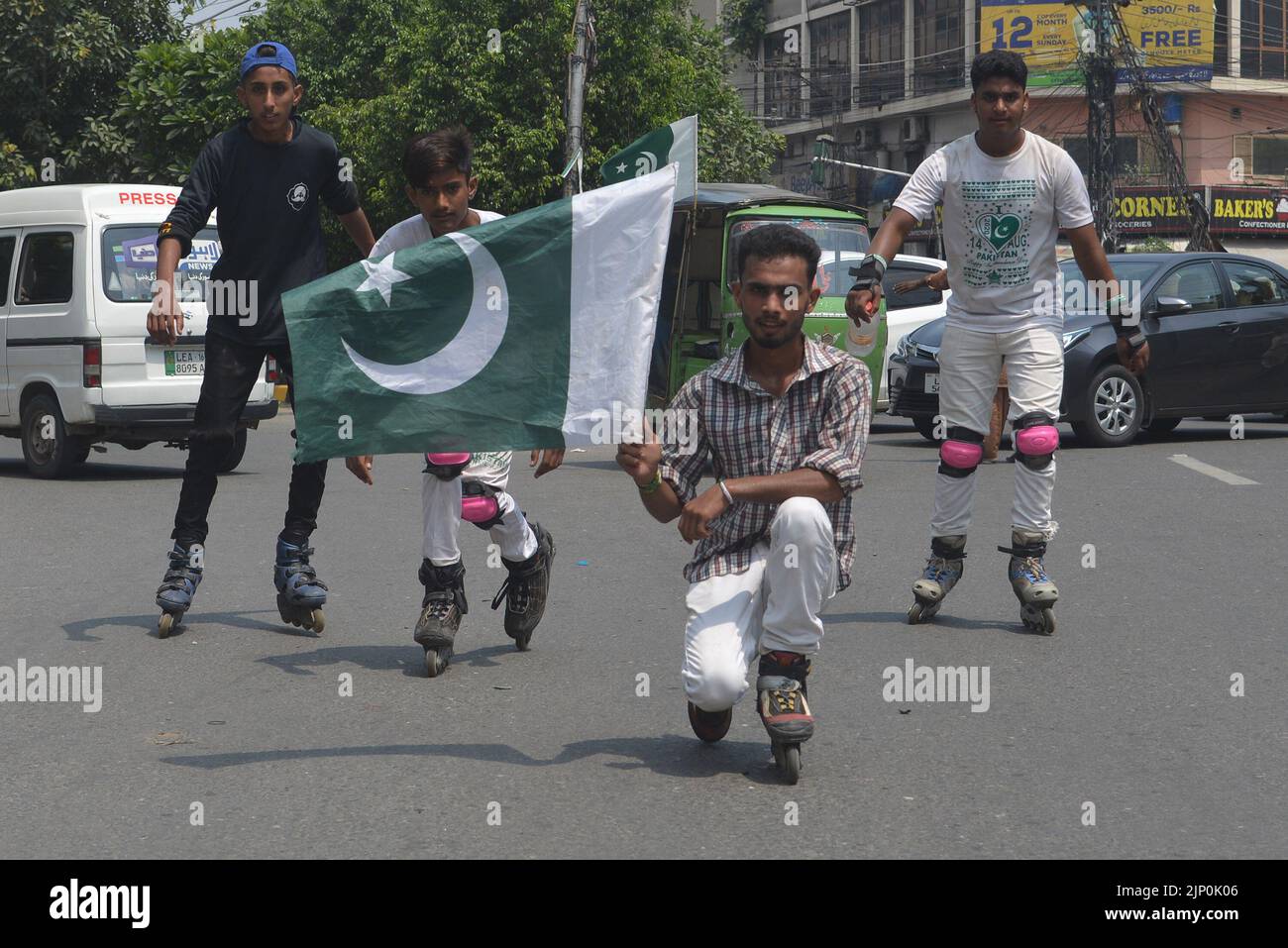 Pakistani people take a part in the 75th Independence day celebrations ...
