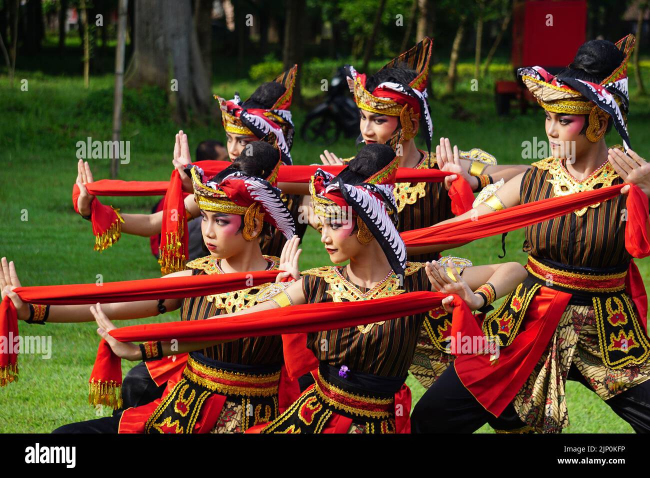Indonesian dancers with traditional costumes are ready to perform to ...