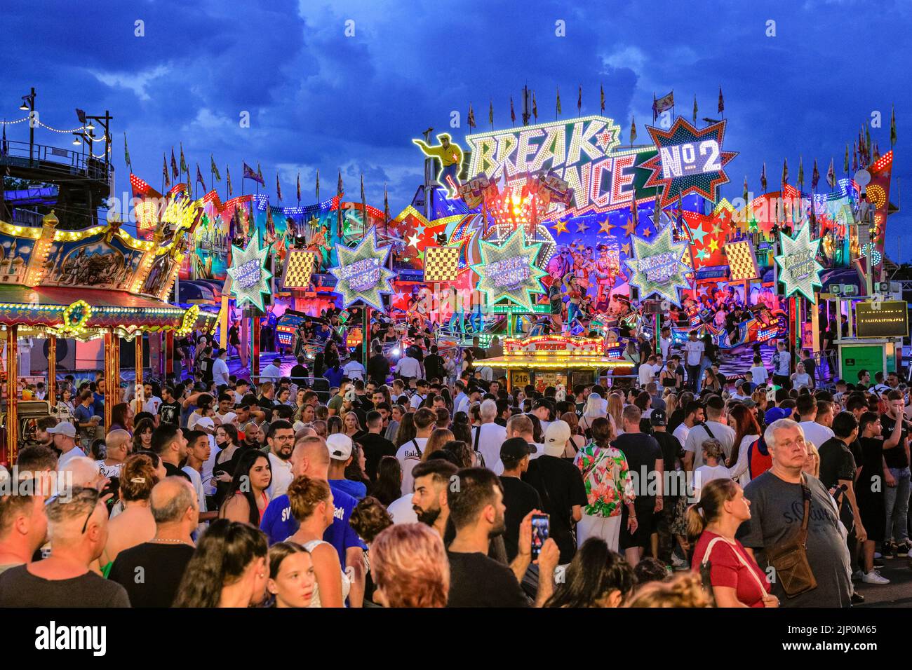 Herne, NRW, Germany. 14th Aug, 2022. People crowd around the popular ...