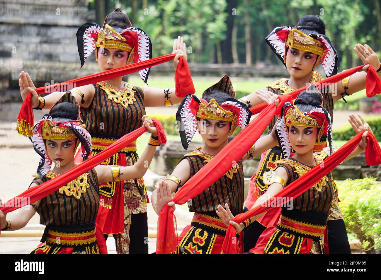 Indonesian dancers with traditional costumes are ready to perform to ...