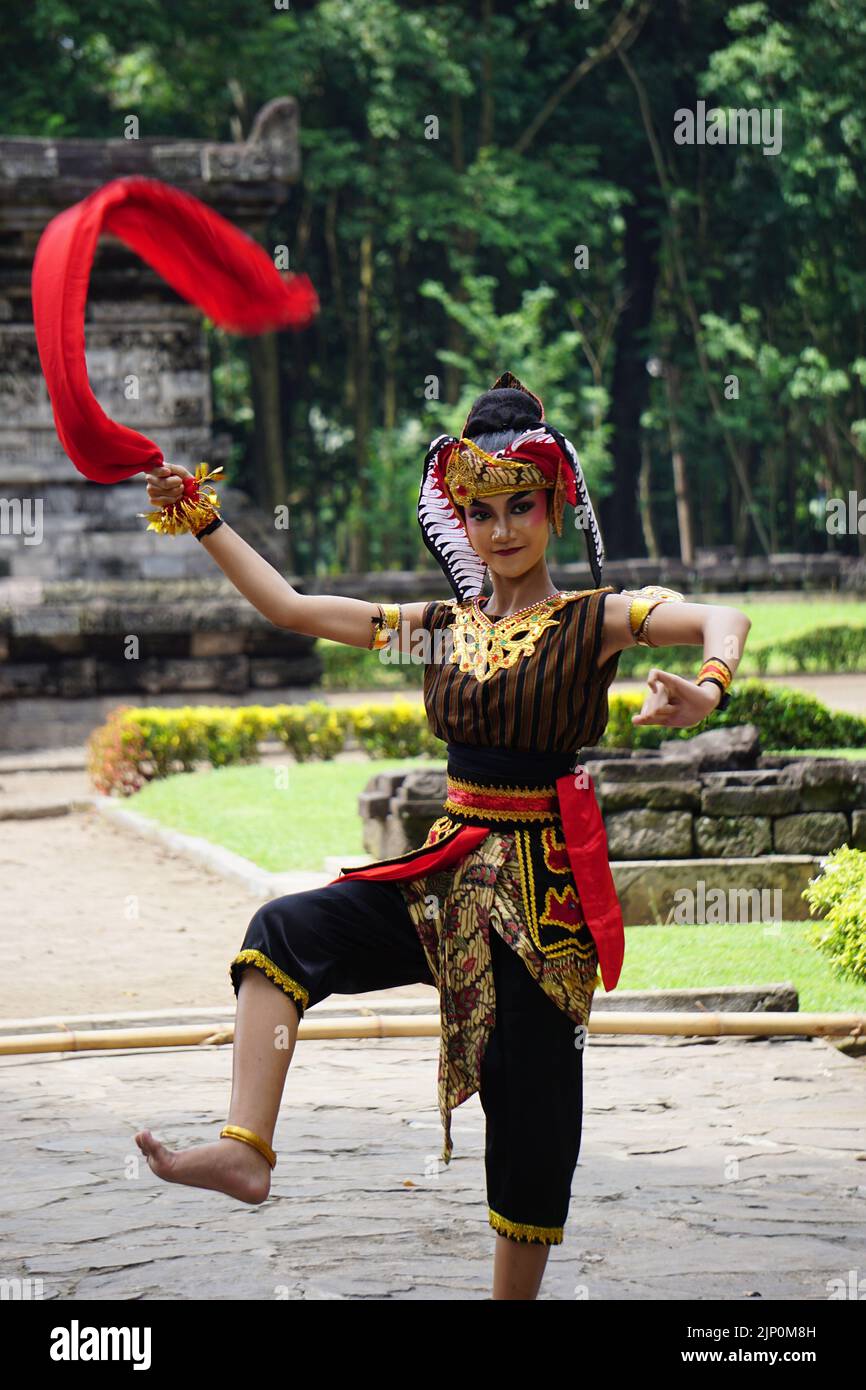 Indonesian dancers with traditional costumes are ready to perform to ...