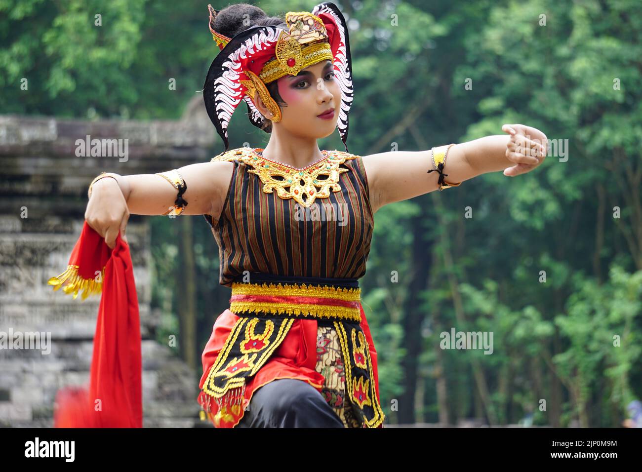 Indonesian dancers with traditional costumes are ready to perform to ...