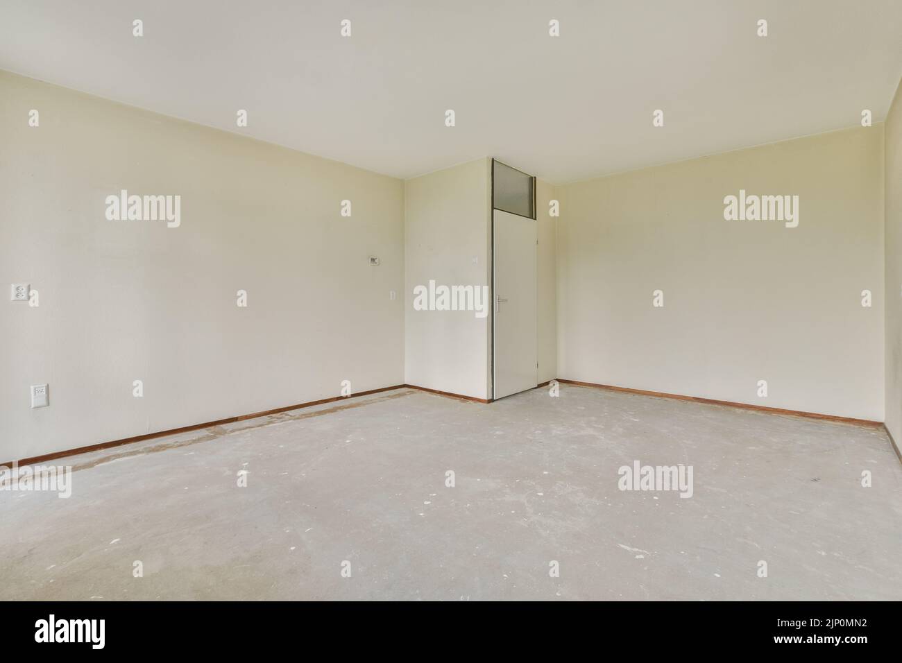 A cozy and spacious empty room in a luxury house Stock Photo - Alamy