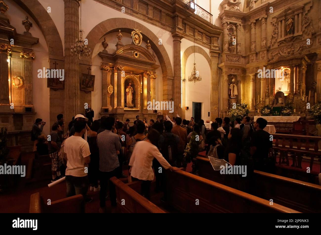 group of students and people receiving an explanation of the ...