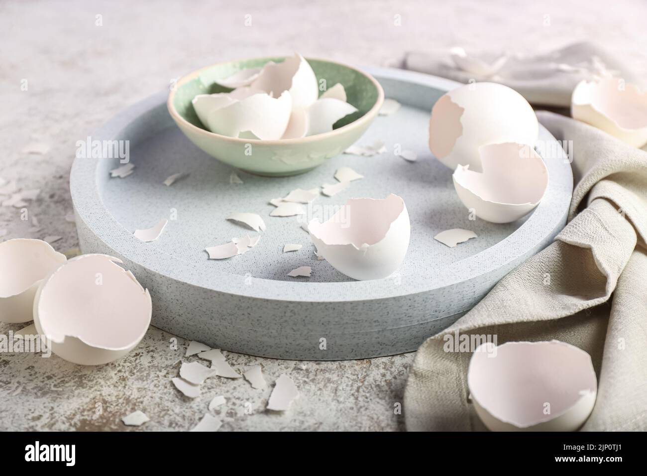 Tray bowl broken egg hi-res stock photography and images - Alamy