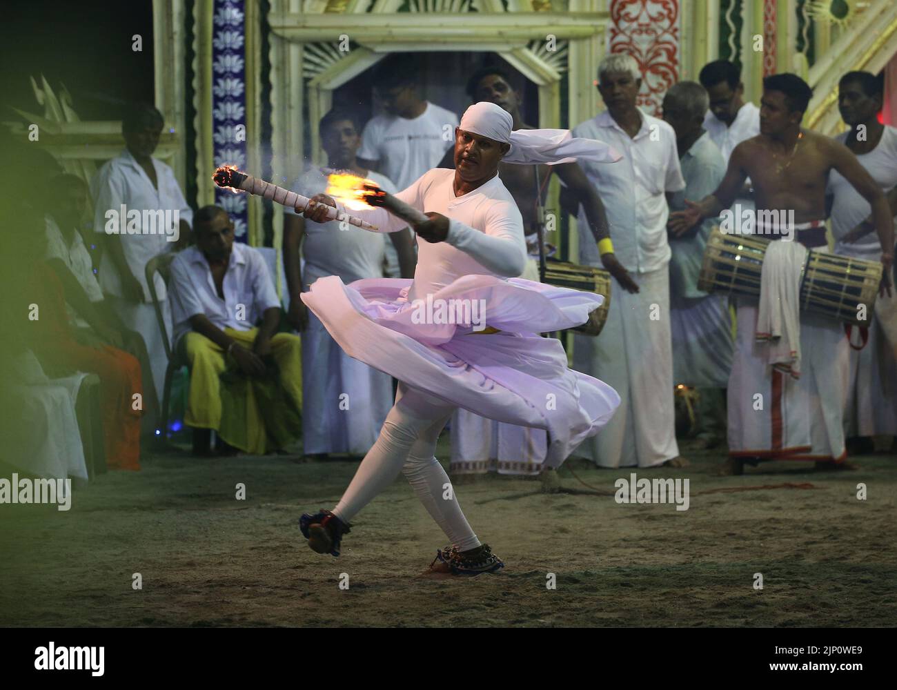Colombo, Sri Lanka. 14th Aug, 2022. A Sri Lankan traditional dancer ...