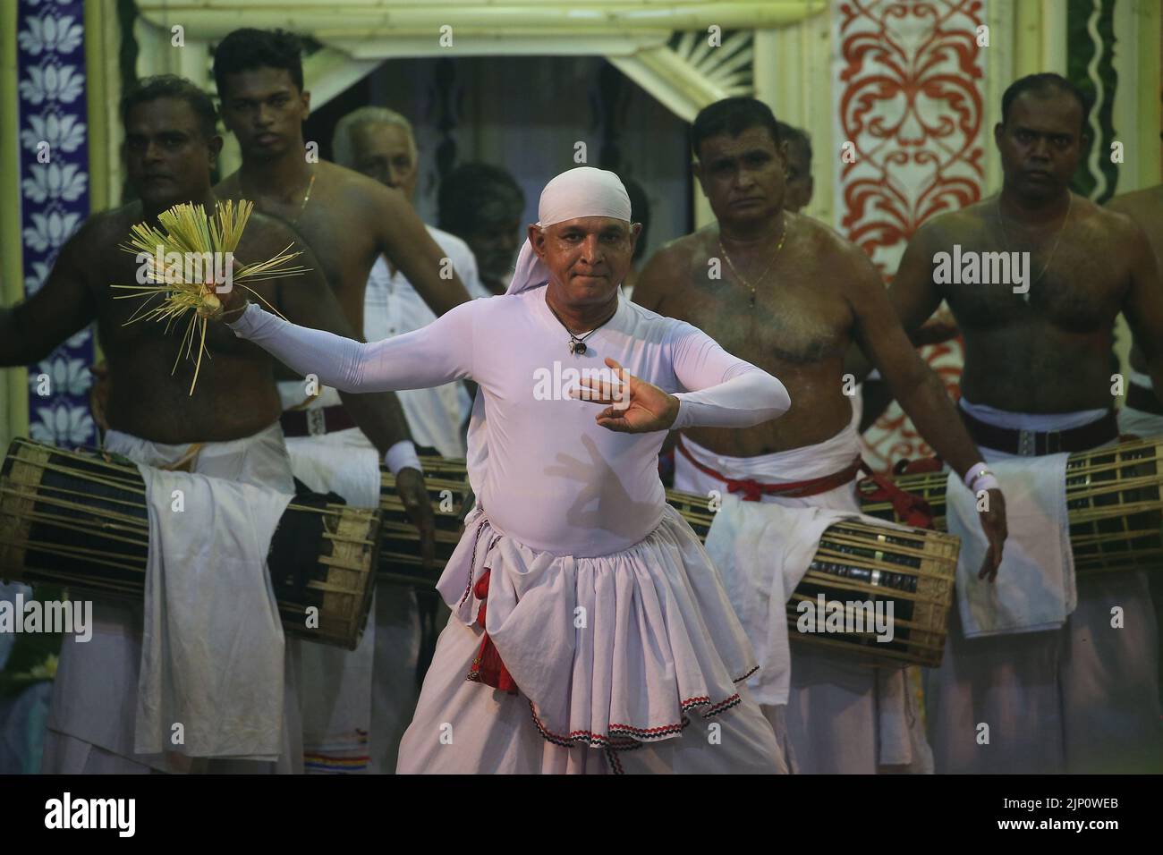Colombo, Sri Lanka. 13th Aug, 2022. A Sri Lankan traditional dancer ...