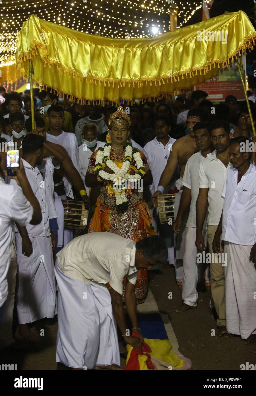 Colombo, Sri Lanka. 14th Aug, 2022. A Sri Lankan traditional dancer ...