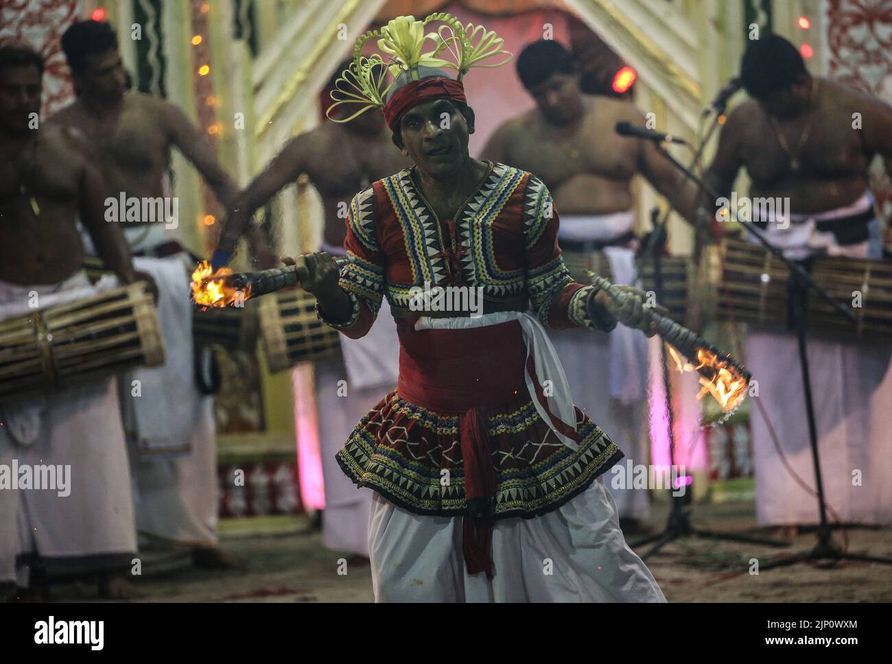 Colombo, Sri Lanka. 14th Aug, 2022. A Sri Lankan traditional dancer ...