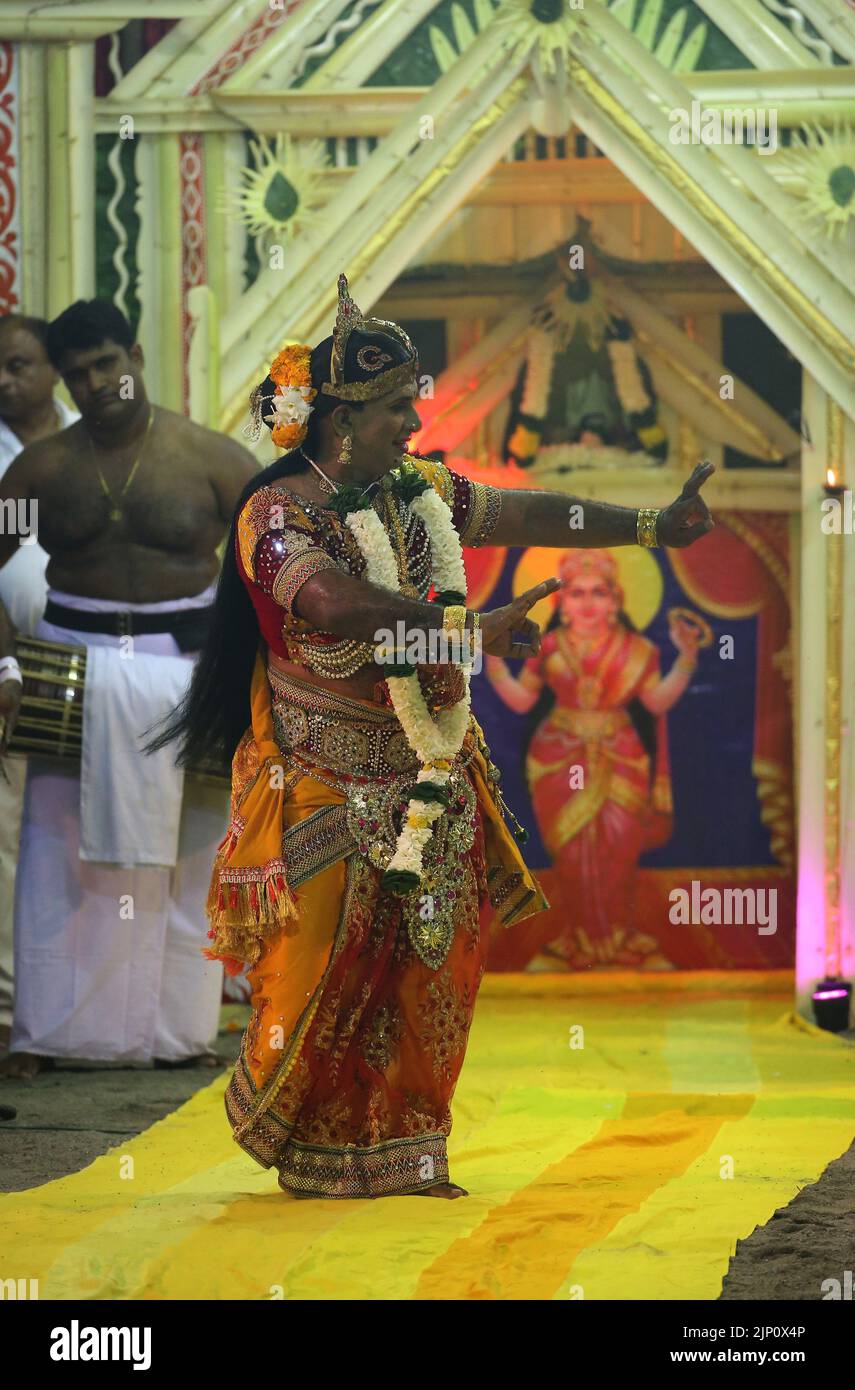 Colombo, Sri Lanka. 14th Aug, 2022. A Sri Lankan traditional dancer ...