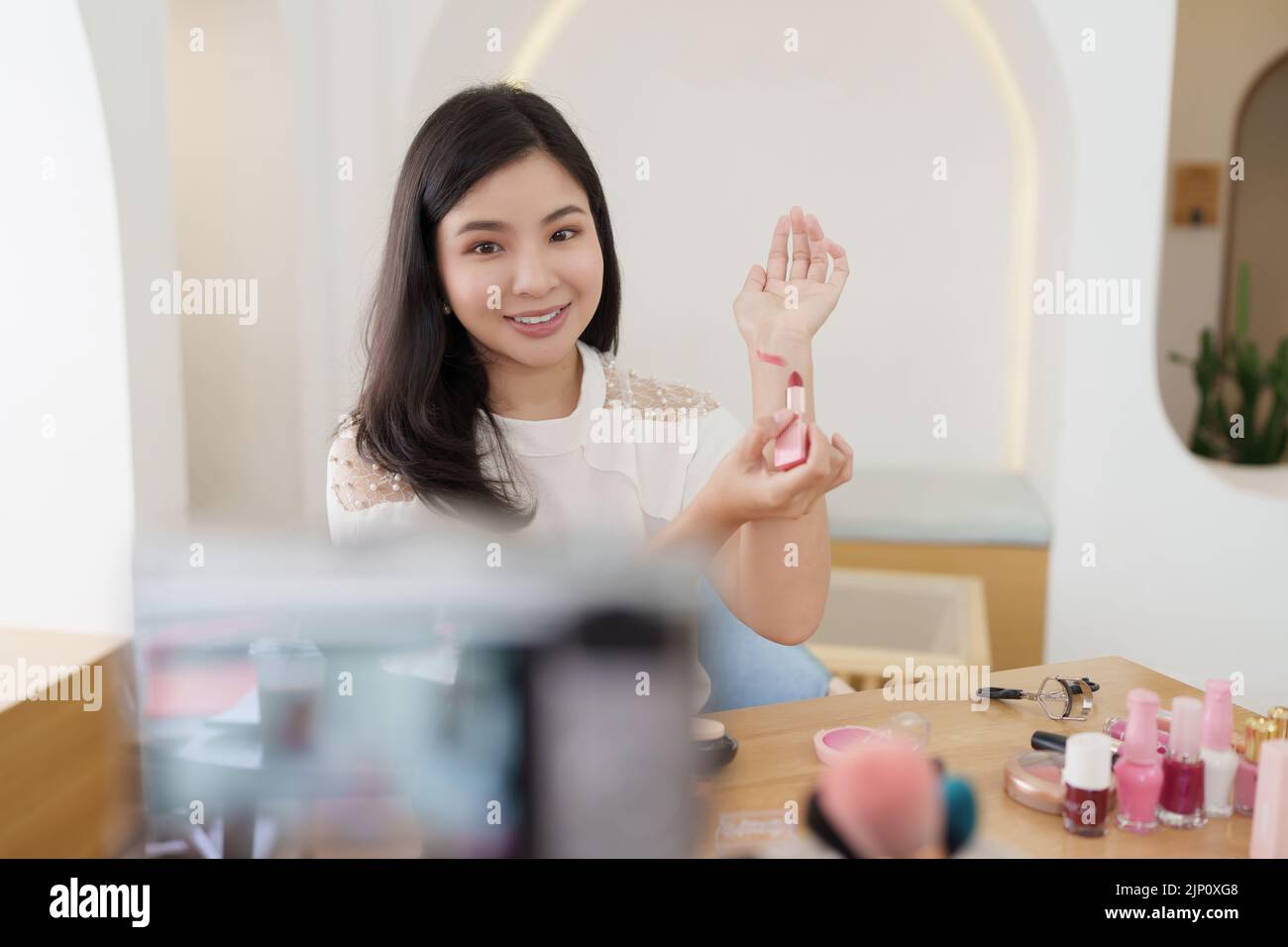 Professional beauty make up artist vlogger live stream makeup tutorial Stock Photo - Alamy