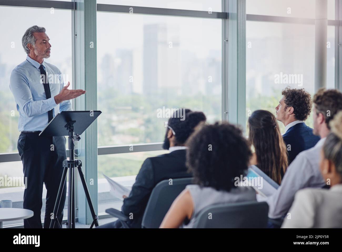 Person addressing a group hi-res stock photography and images - Alamy