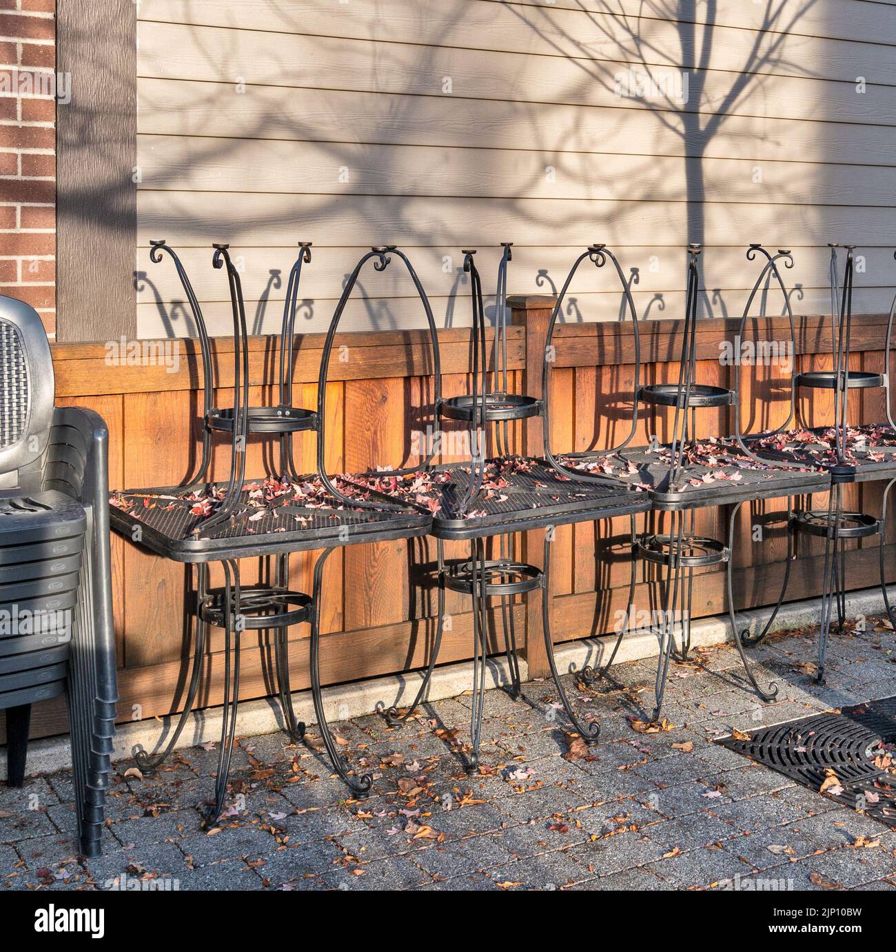 Street cafe brown tables hi-res stock photography and images - Alamy