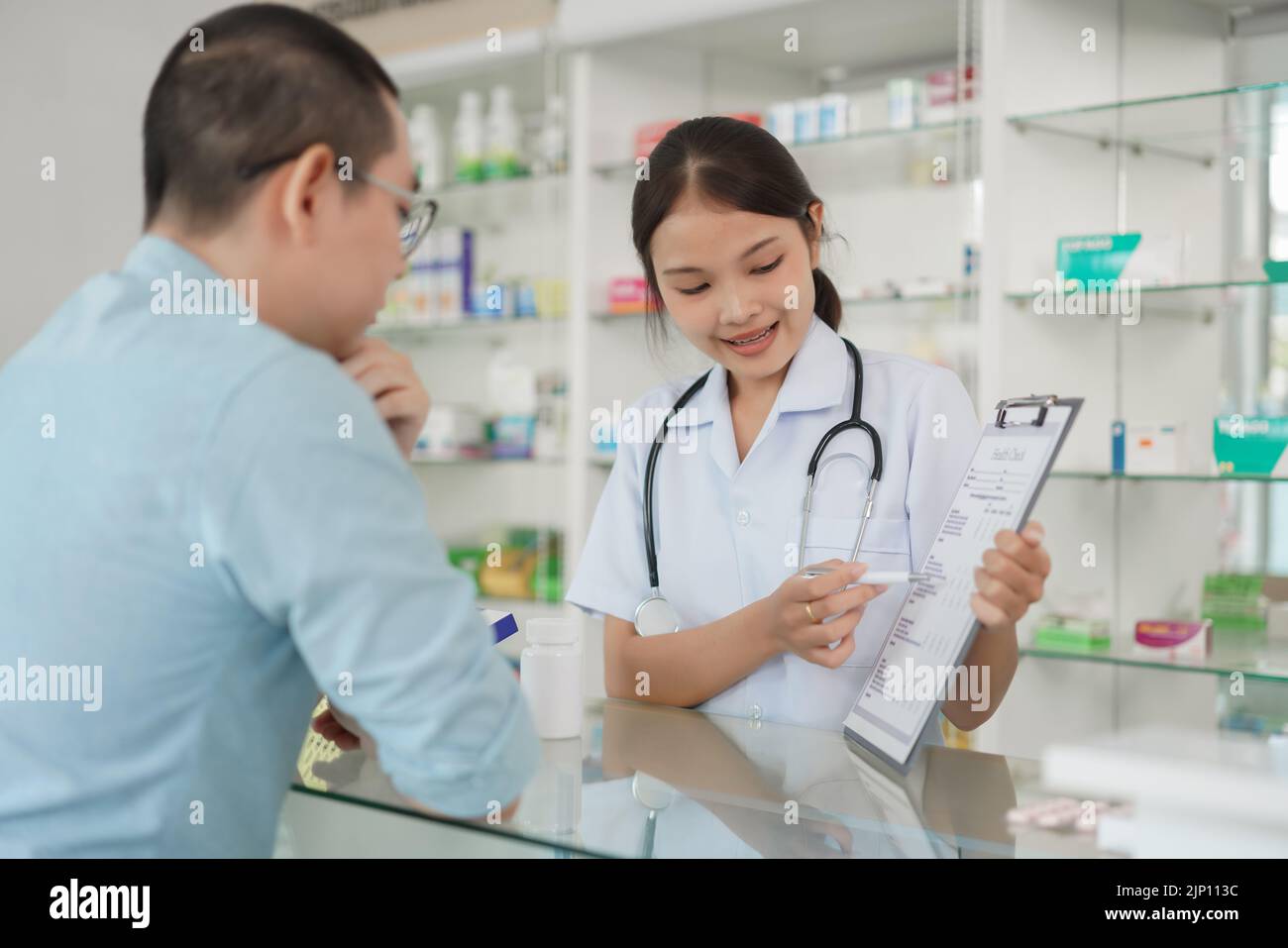 Pharmacist patient medication explain hi-res stock photography and images - Alamy
