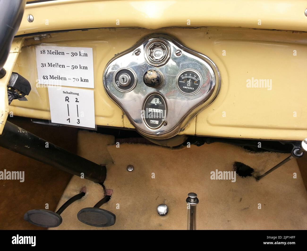 Gear shift vintage car hi-res stock photography and images - Alamy
