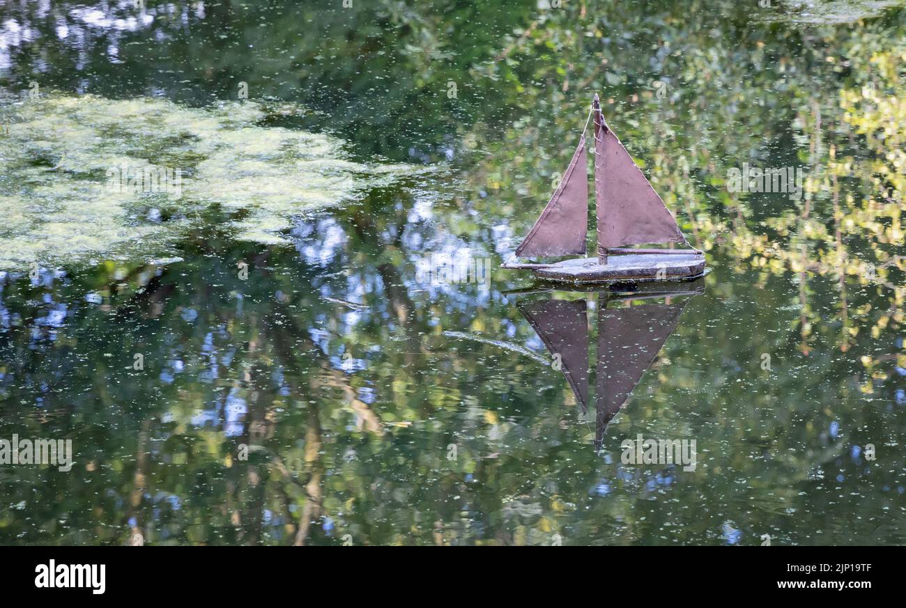 Model boat pool hi-res stock photography and images - Alamy
