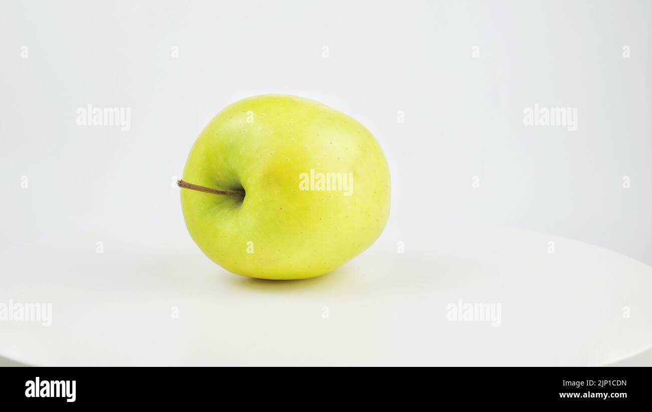 Shiny yellow delicious apple hi-res stock photography and images - Alamy
