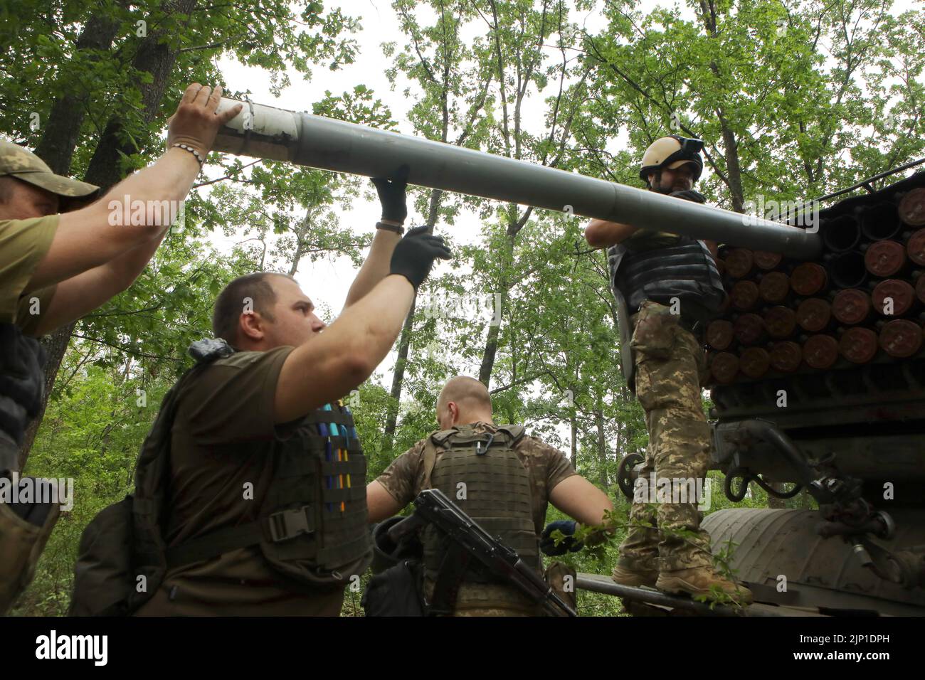 UKRAINE - AUGUST 12, 2022 - Servicemen of Ukraine's Armed Forces load ...