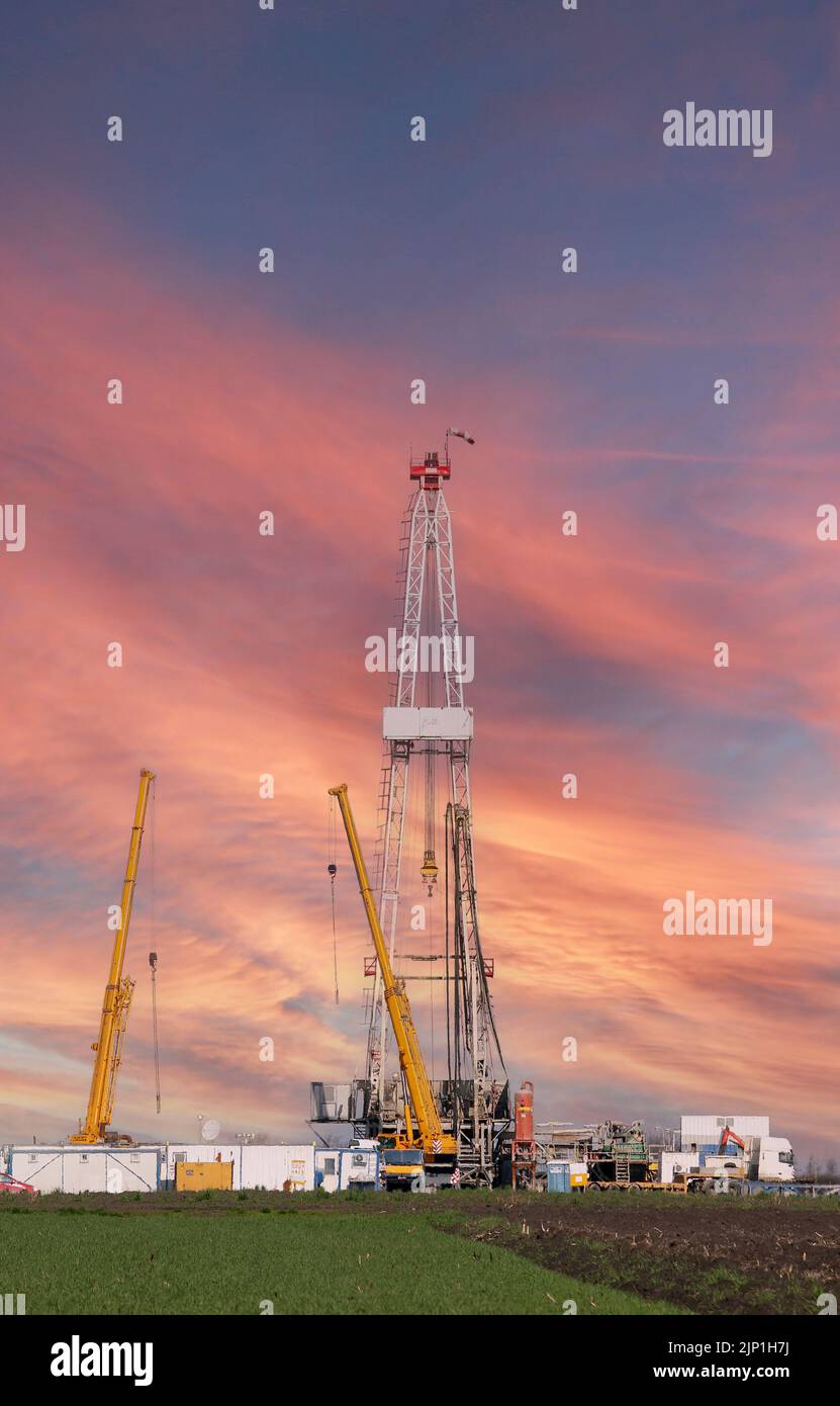 oil drilling rig and cranes petrochemical industry Stock Photo - Alamy