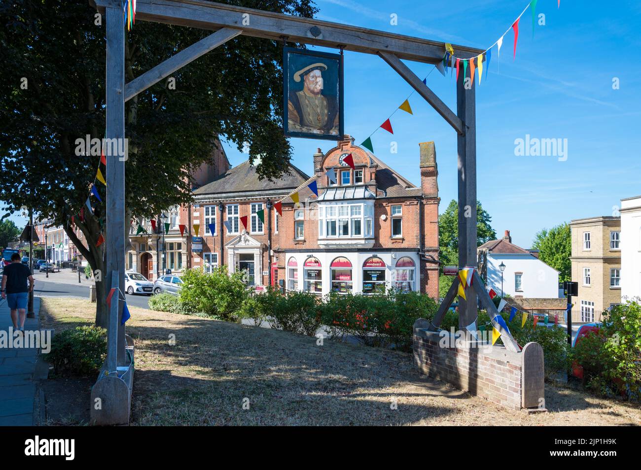 Kings Head Hotel Gantry with sign depicting Henry VIII and ...