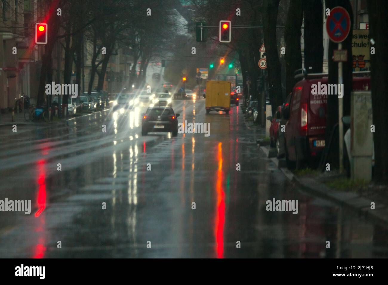 Traffic lights rain hi-res stock photography and images - Alamy