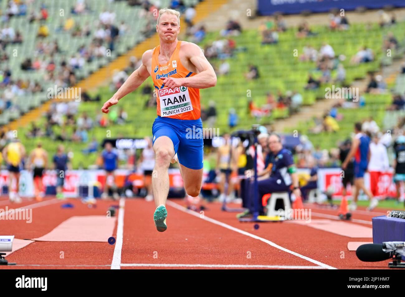 Mens decathlon long jump hi-res stock photography and images - Alamy