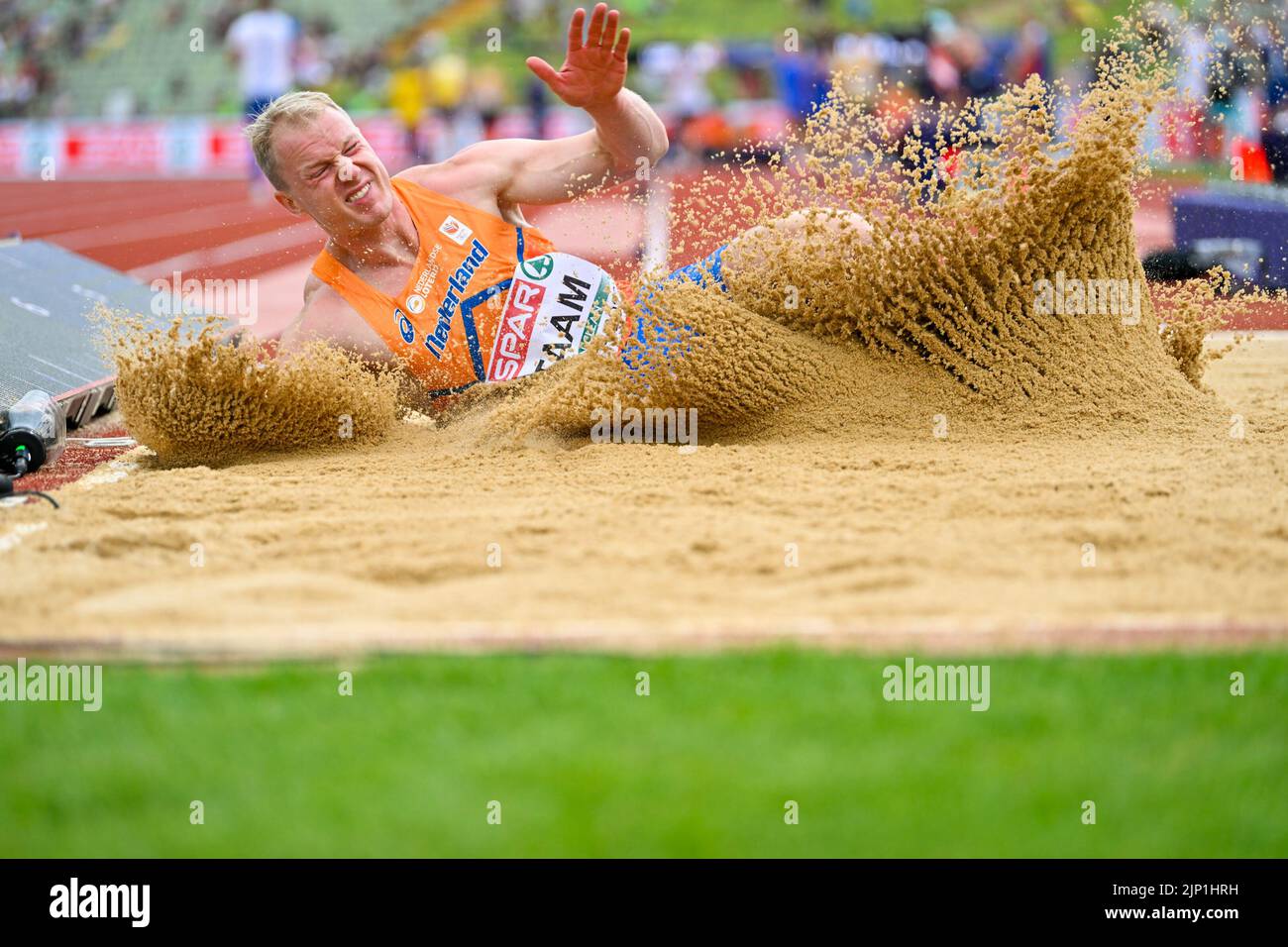 Mens decathlon long jump hi-res stock photography and images - Alamy