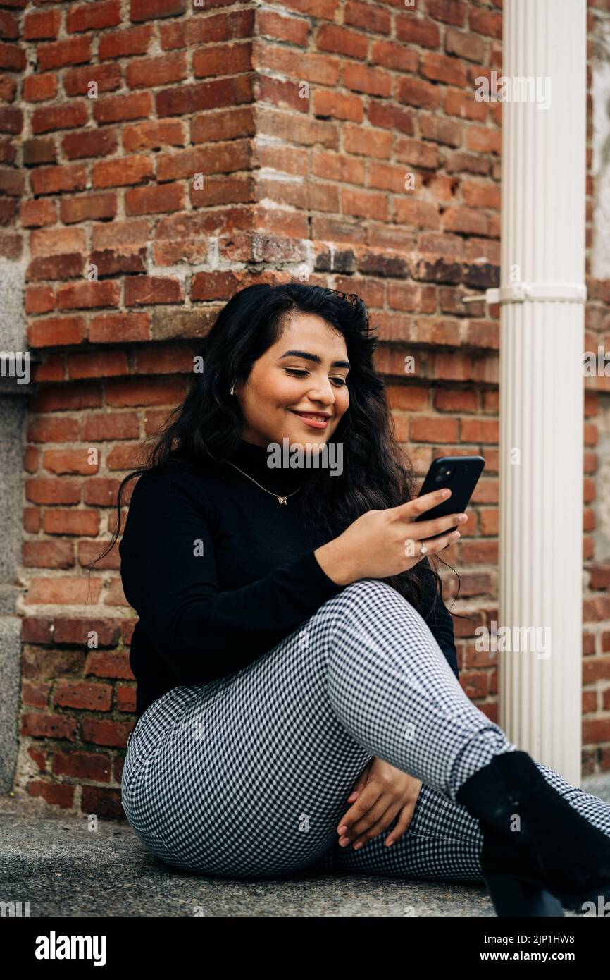 young woman, reading, relaxed, body-positivity, mehrgewichtig, plus ...