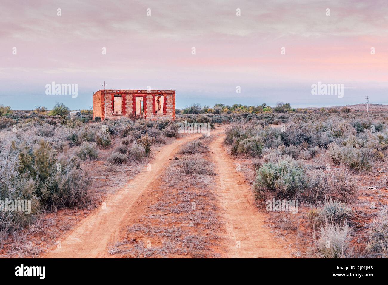 Abandoned and run down building in outback Australia Stock Photo - Alamy